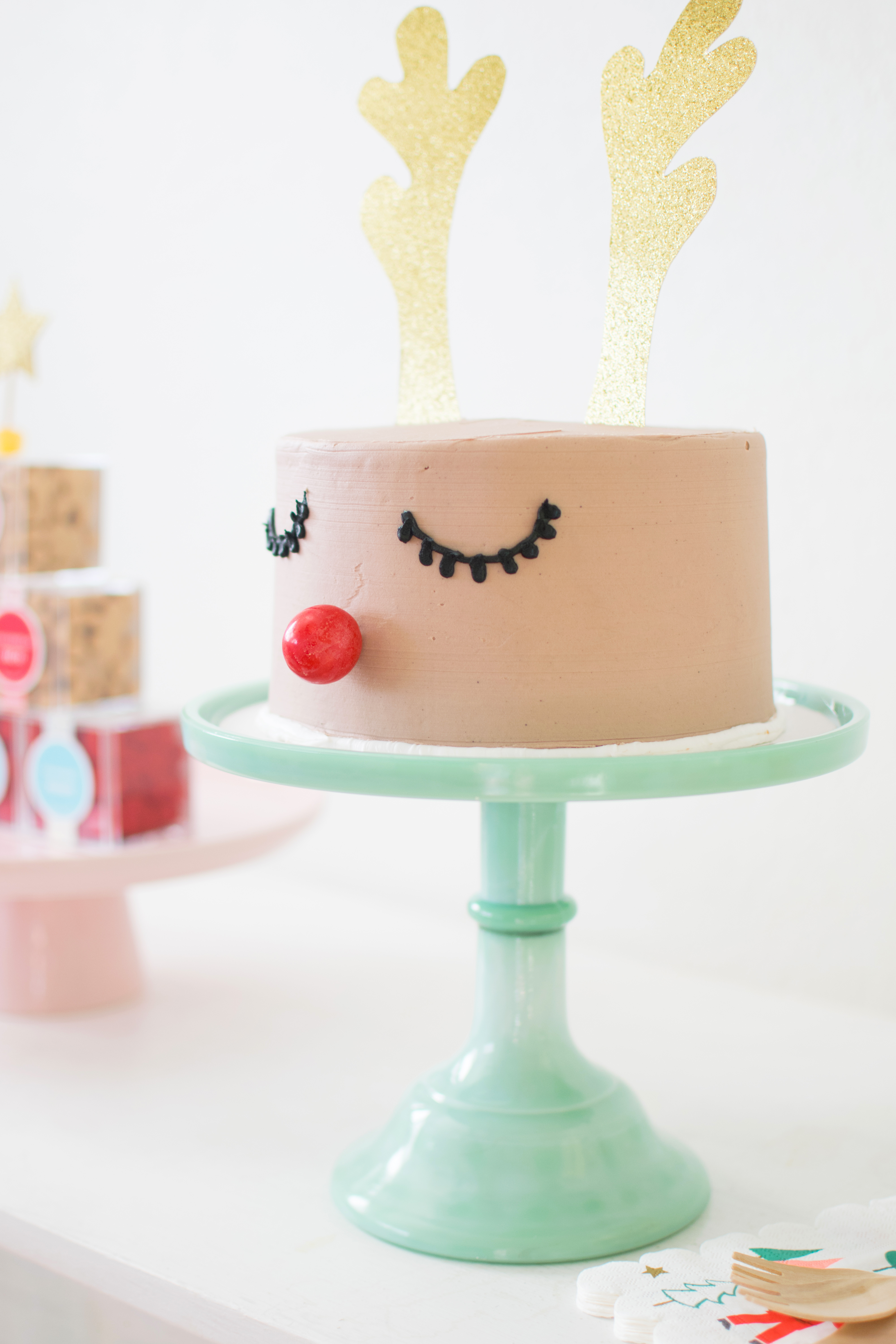 DIY Reindeer Cake Tutorial step by step tutorial on the blog
