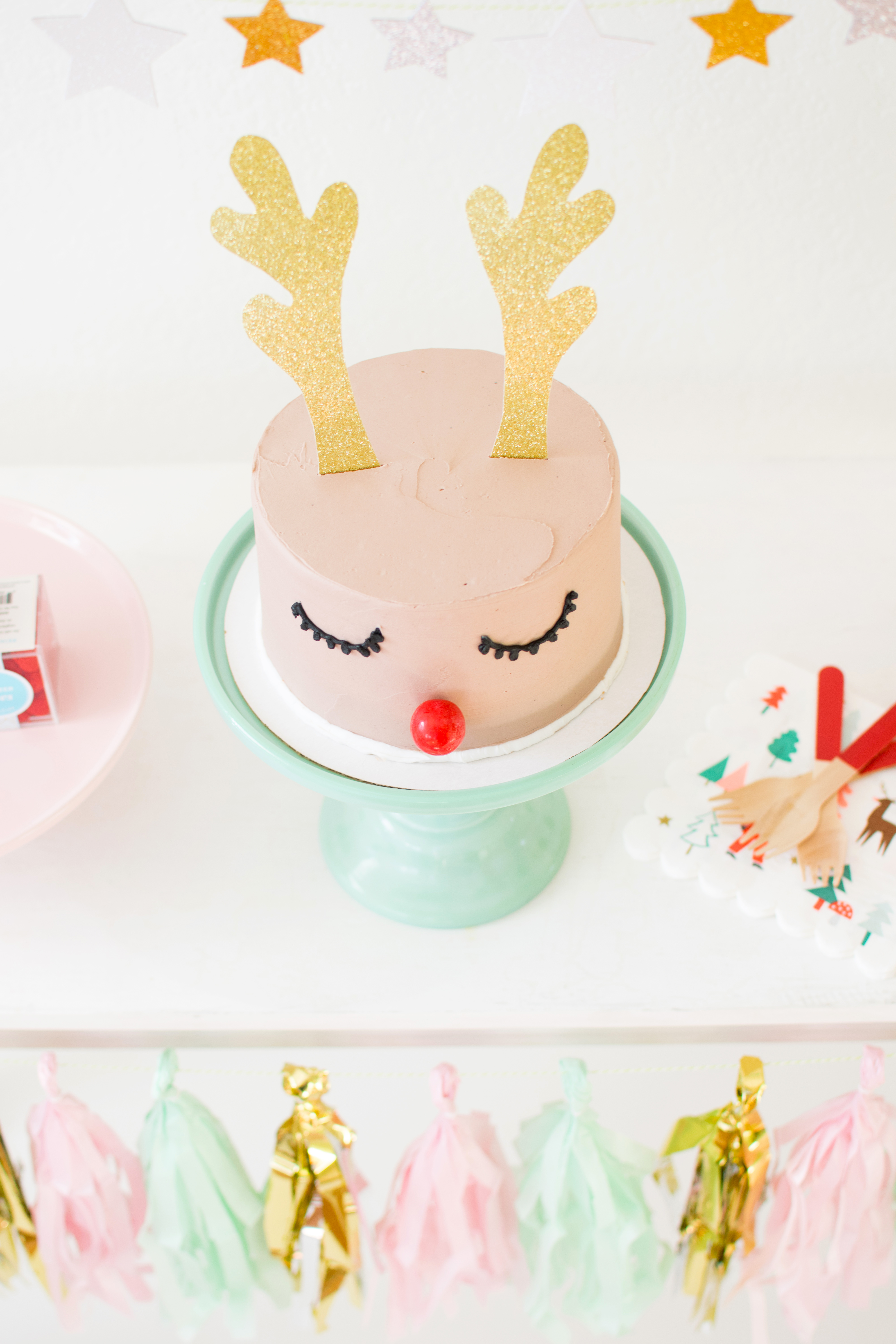 DIY Reindeer Cake Tutorial step by step tutorial on the blog