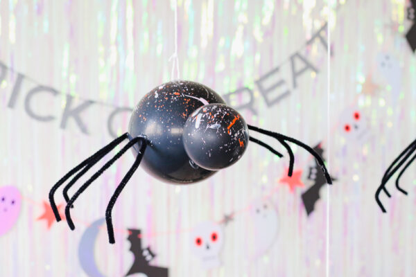 DIY Paint Splattered Spider Balloons - TWINKLE TWINKLE LITTLE PARTY